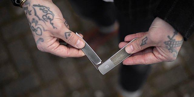 Buying two-handed pocket knives? Knivesandtools